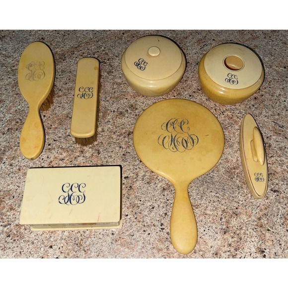 Design | Vintage Ladies Bakelite Vanity Dresser Set Pyralin French ...